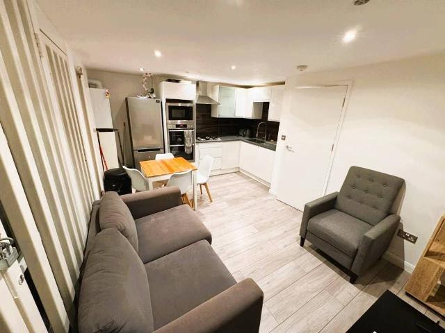 London SW19, 2 bed flat to rent, £2,100 pcm | PrimeLocation