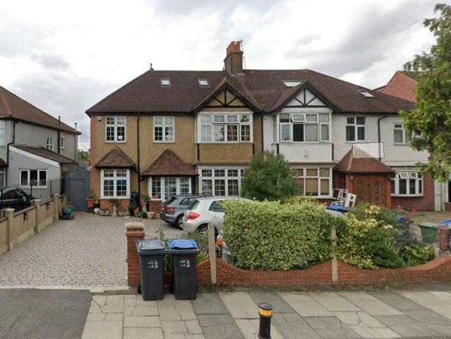 London SW19 Studio to rent £1,600 pcm £369 pw