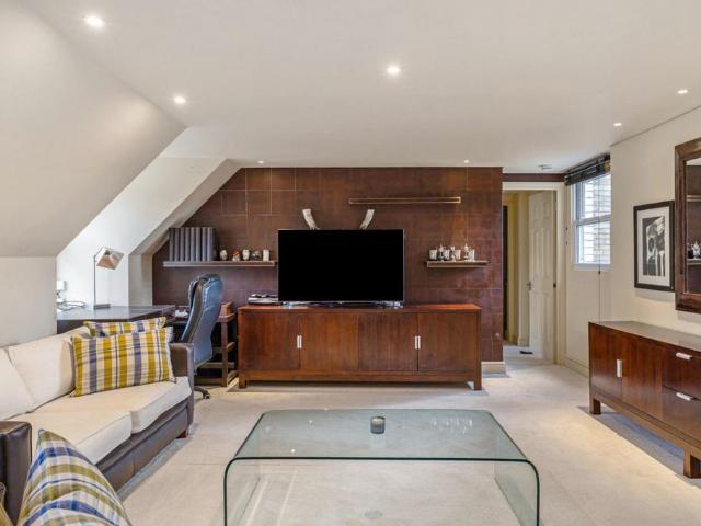 London SW1X 1 bed apartment to rent £3,878 pcm £895 pw