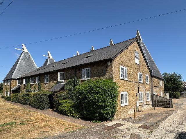 London Road, Teynham ME9, 2 bed flat to rent, £1,250 pcm | PrimeLocation