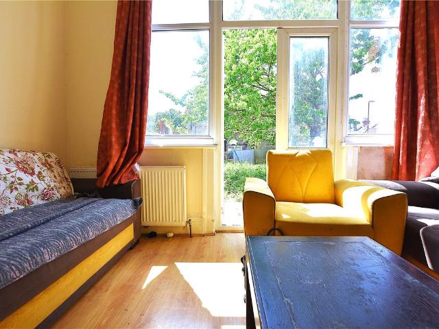 London Road, Thornton Heath CR7, 1 bed flat to rent, £1,250 pcm | PrimeLocation