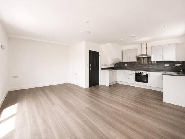 London Road, Thornton Heath CR7, 2 bed flat to rent, £1,800 pcm | PrimeLocation