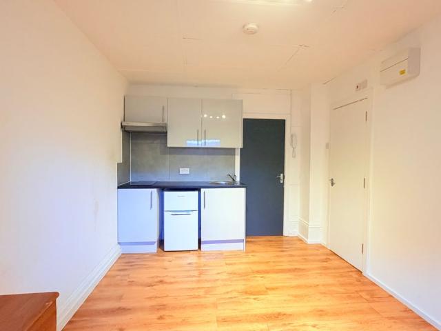 London Road, Thornton Heath CR7, Studio to rent, £800 pcm | PrimeLocation