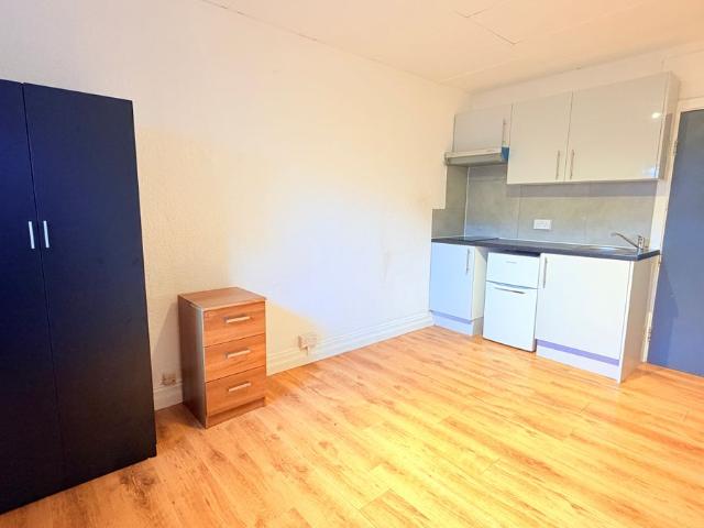 London Road, Thornton Heath CR7, Studio to rent, £850 pcm | PrimeLocation