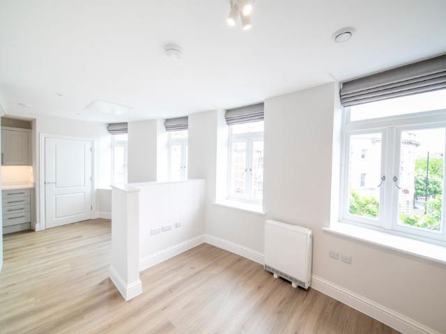 London Road, Twickenham TW1, 1 bed flat to rent, £1,899 pcm | PrimeLocation