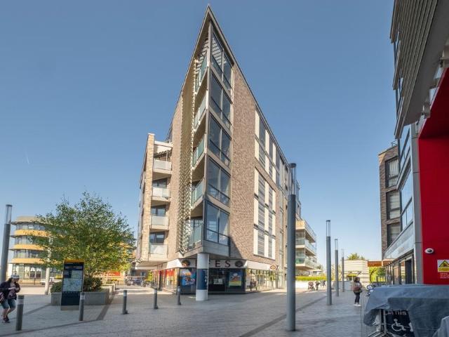 London Road Twickenham TW1 2 bed flat to rent £2,950 pcm £681 pw