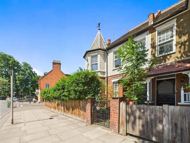 London Road, Twickenham 2 bed apartment to rent £2,100 pcm £485 pw