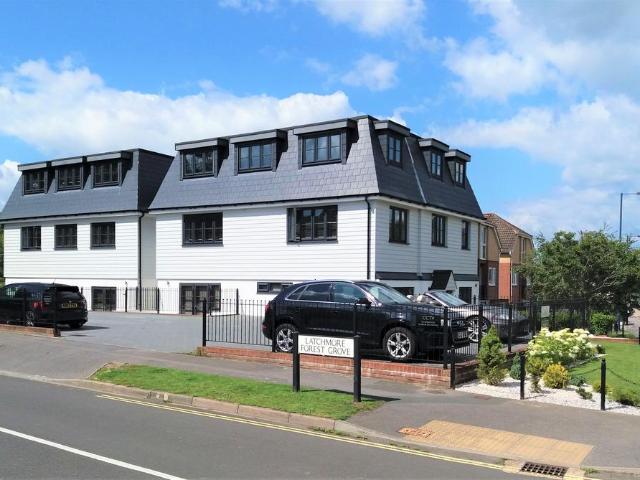 London Road, Waterlooville PO8 2 bed flat to rent £1,750 pcm £404 pw