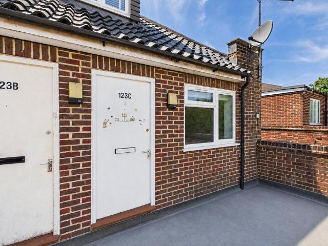 London Road, West Sussex RH19 1 bed apartment to rent £1,125 pcm £260 pw