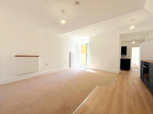 London Road, Westcliff On Sea SS1, 1 bed flat to rent, £1,000 pcm | PrimeLocation