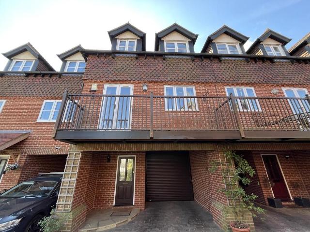 London Road, Westerham, Kent, TN16 3 bed terraced house to rent £2,400 pcm £554 pw