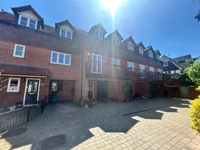London Road, Westerham, Kent, TN16 3 bed terraced house to rent £2,400 pcm £554 pw