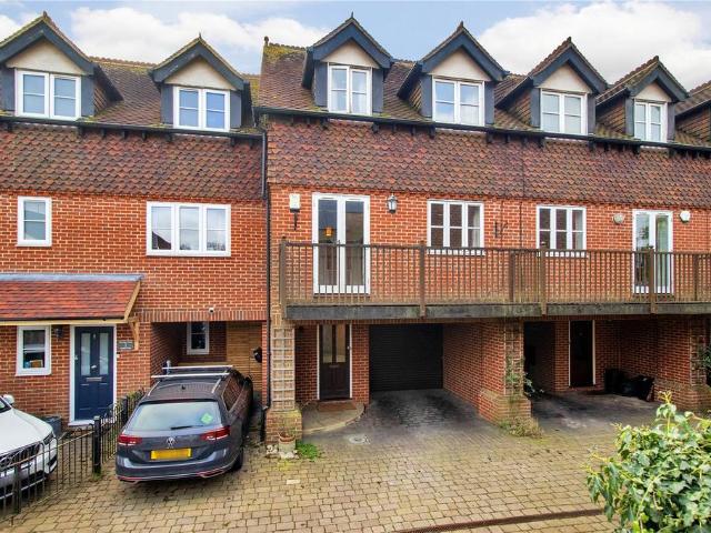 London Road, Westerham, Kent, TN16 3 bed terraced house to rent £2,400 pcm £554 pw