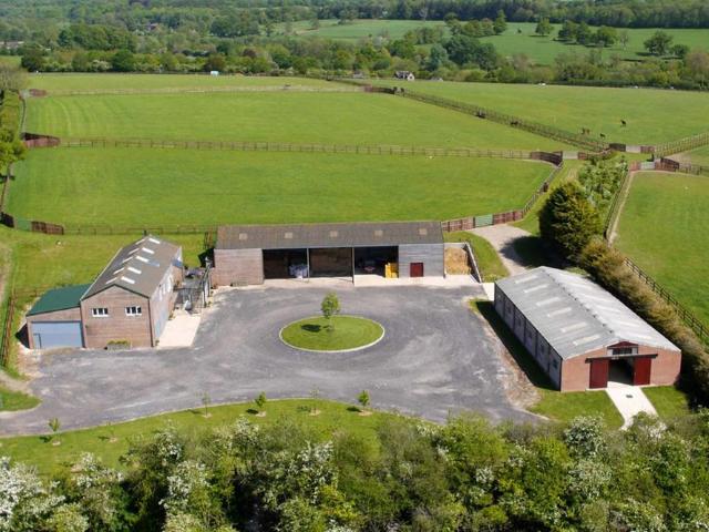 London Road, Whitchurch, RG28 2 bed equestrian property to rent £5,000 pcm £1,154 pw