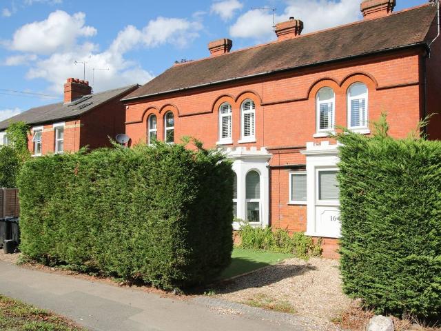 London Road, Wokingham RG40, 2 bed flat to rent, £1,400 pcm | PrimeLocation