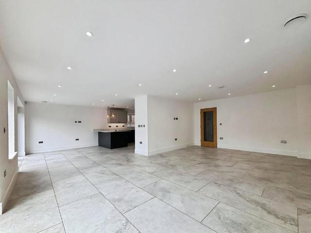 London Road, Addington, West Malling. 4 bed detached house to rent £3,900 pcm £900 pw