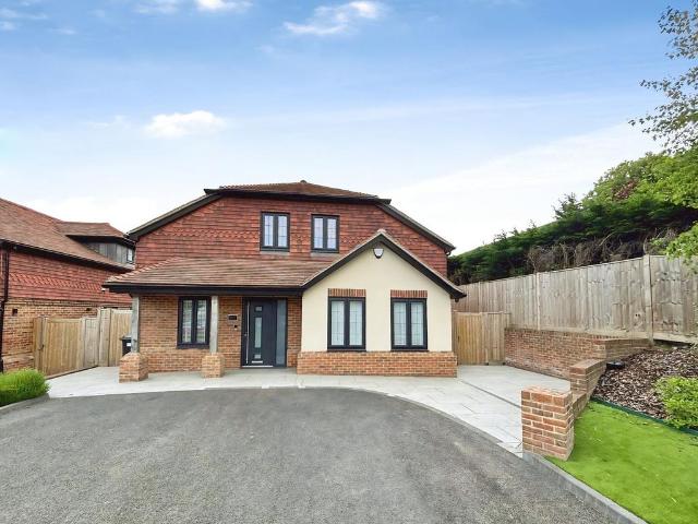 London Road, Addington, West Malling. 4 bed detached house to rent £3,900 pcm £900 pw
