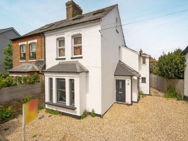 London Road, Ascot 2 bed flat to rent £3,450 pcm £796 pw