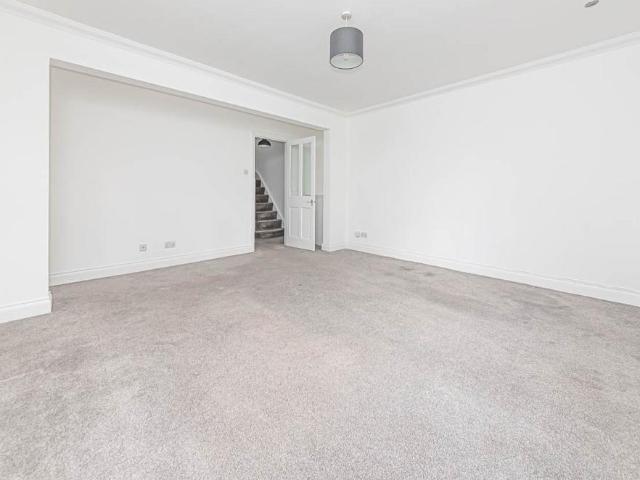 London Road, Ascot, Berkshire 2 bed flat to rent £1,650 pcm £381 pw