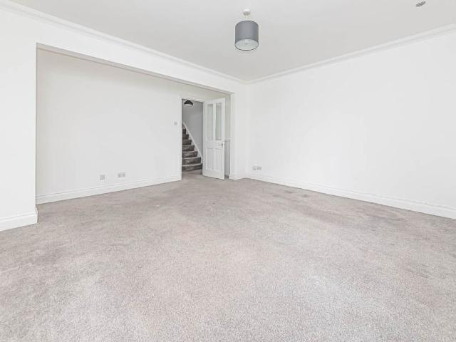 London Road, Ascot, Berkshire SL5, 2 bed flat to rent, £1,650 pcm | PrimeLocation