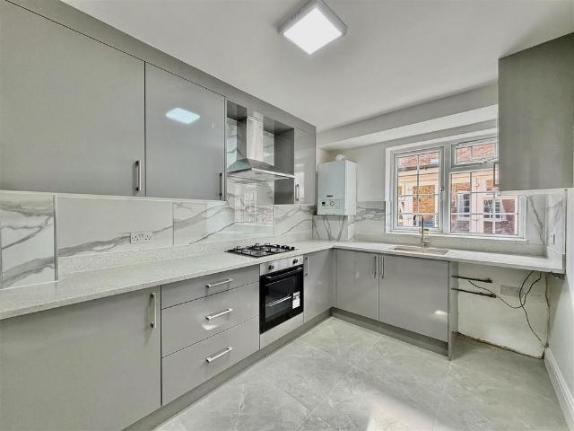 London Road, Ashford TW15 3 bed maisonette to rent £1,900 pcm £438 pw