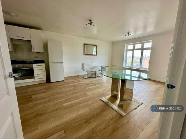 London Road, Ashford, TW15 2 bed flat to rent £1,600 pcm £369 pw