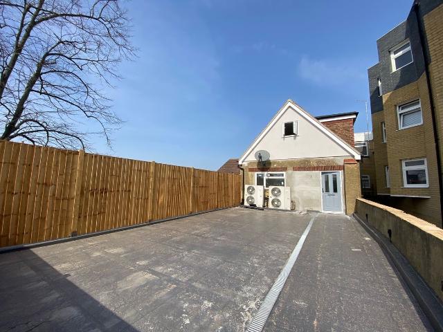 London Road, Benfleet SS7, 2 bed flat to rent, £1,200 pcm | PrimeLocation