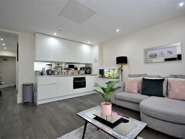 London Road, Bromley BR1, 1 bed flat to rent, £1,300 pcm | PrimeLocation