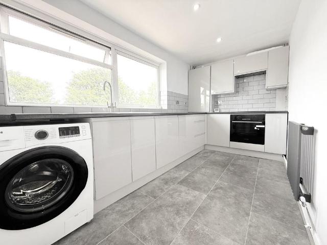 London Road, Bromley, BR1 2 bed flat to rent £1,750 pcm £404 pw
