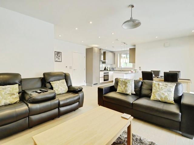 London Road, Brentford TW8, 2 bed flat to rent, £2,200 pcm | PrimeLocation