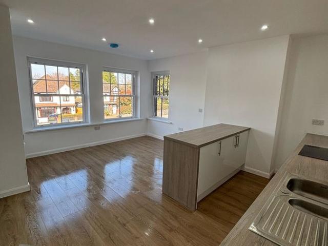 London Road, Brentwood CM14, 1 bed flat to rent, £1,400 pcm | PrimeLocation