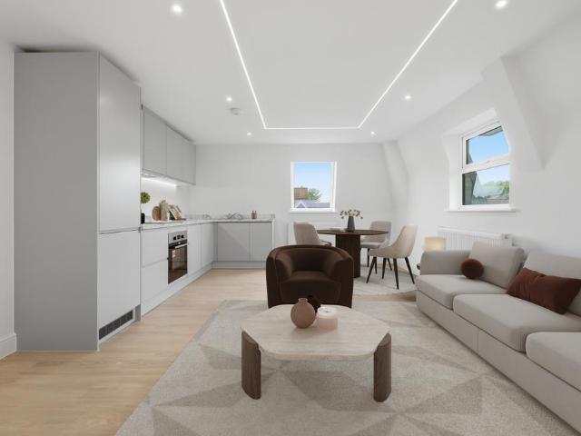 London Road, Buckinghhamshire HP11 2 bed apartment to rent £1,750 pcm £404 pw