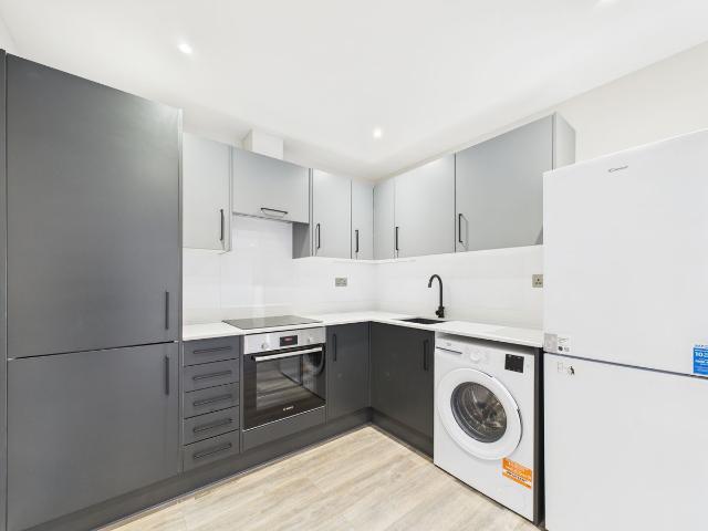 London Road, Burgess Hill RH15, 1 bed flat to rent, £1,250 pcm | PrimeLocation