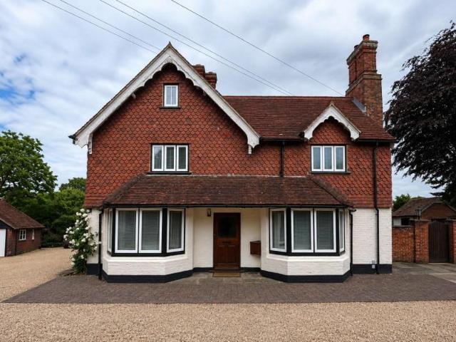 London Road, Burpham GU4 3 bed semi detached house to rent £3,250 pcm £750 pw