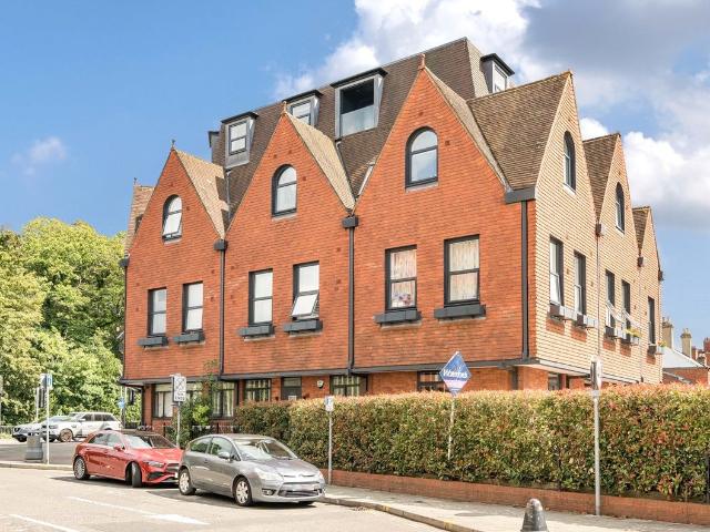 London Road, Camberley, Surrey GU15, 2 bed flat to rent, £1,500 pcm | PrimeLocation