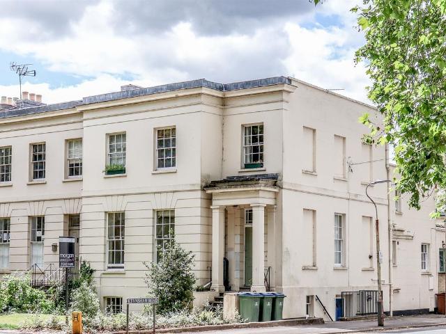 London Road, Charlton Kings, Cheltenham GL52, 2 bed flat to rent, £1,200 pcm | PrimeLocation
