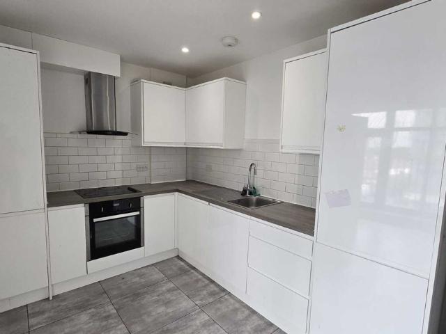 London Road, Croydon CR0, 2 bed flat to rent, £1,700 pcm | PrimeLocation