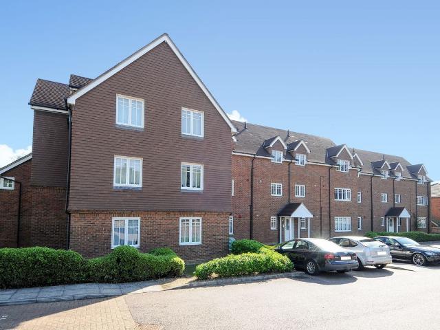 London Road, Earleswood Court London Road HP3, 2 bed flat to rent, £1,500 pcm | PrimeLocation
