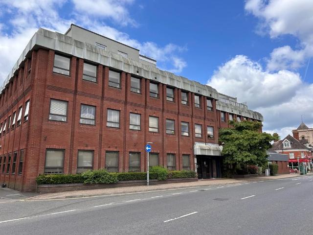 London Road, East Grinstead 2 bed apartment to rent £1,390 pcm £321 pw