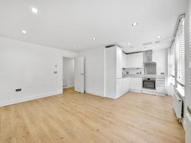 London Road, Enfield, EN2 2 bed flat to rent £1,825 pcm £421 pw