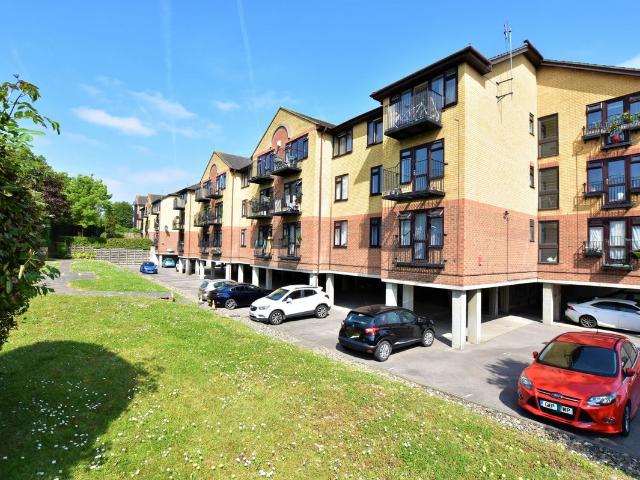 London Road, Greenhithe DA9, 1 bed flat to rent, £1,250 pcm | PrimeLocation