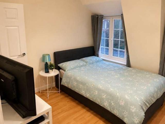 London Road, Guildford, GU4