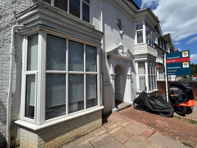 London Road, Guildford GU1, Studio to rent, £900 pcm | PrimeLocation