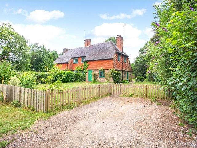London Road, Handcross, Haywards. 3 bed semi detached house to rent £2,100 pcm £485 pw
