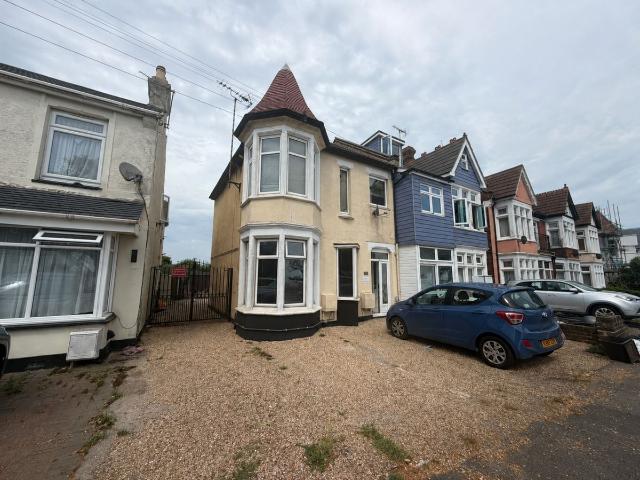 London Road, Hadleigh SS7, 2 bed flat to rent, £1,200 pcm | PrimeLocation