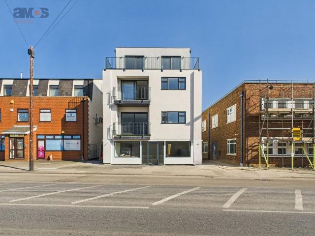 London Road, Hadleigh SS7, 2 bed flat to rent, £1,600 pcm | PrimeLocation