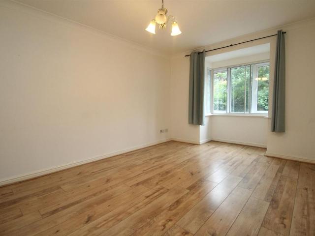 London Road, Hemel Hempstead HP3, 2 bed flat to rent, £1,400 pcm | PrimeLocation