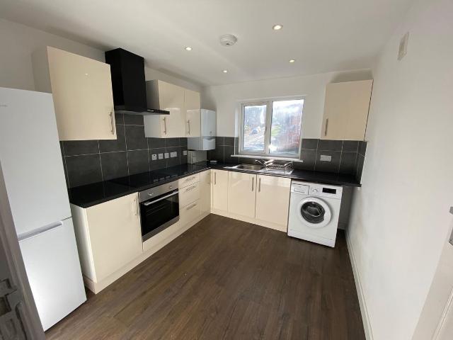 London Road, Hemel Hempstead HP3, 2 bed flat to rent, £1,600 pcm | PrimeLocation