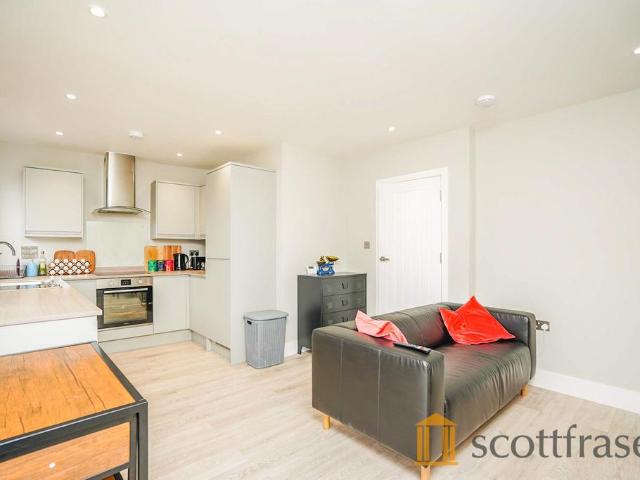 London Road, Headington, Oxford, OX3 2 bed flat to rent £1,750 pcm £404 pw