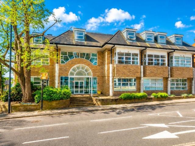 London Road, Hertfordshire AL1 2 bed apartment to rent £1,850 pcm £427 pw